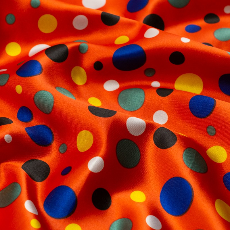 Tela de raso satinado en una de sus caras y mate en la otra. Tiene ...